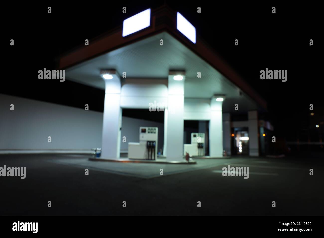 Night view of gas station convenience store hi-res stock photography ...