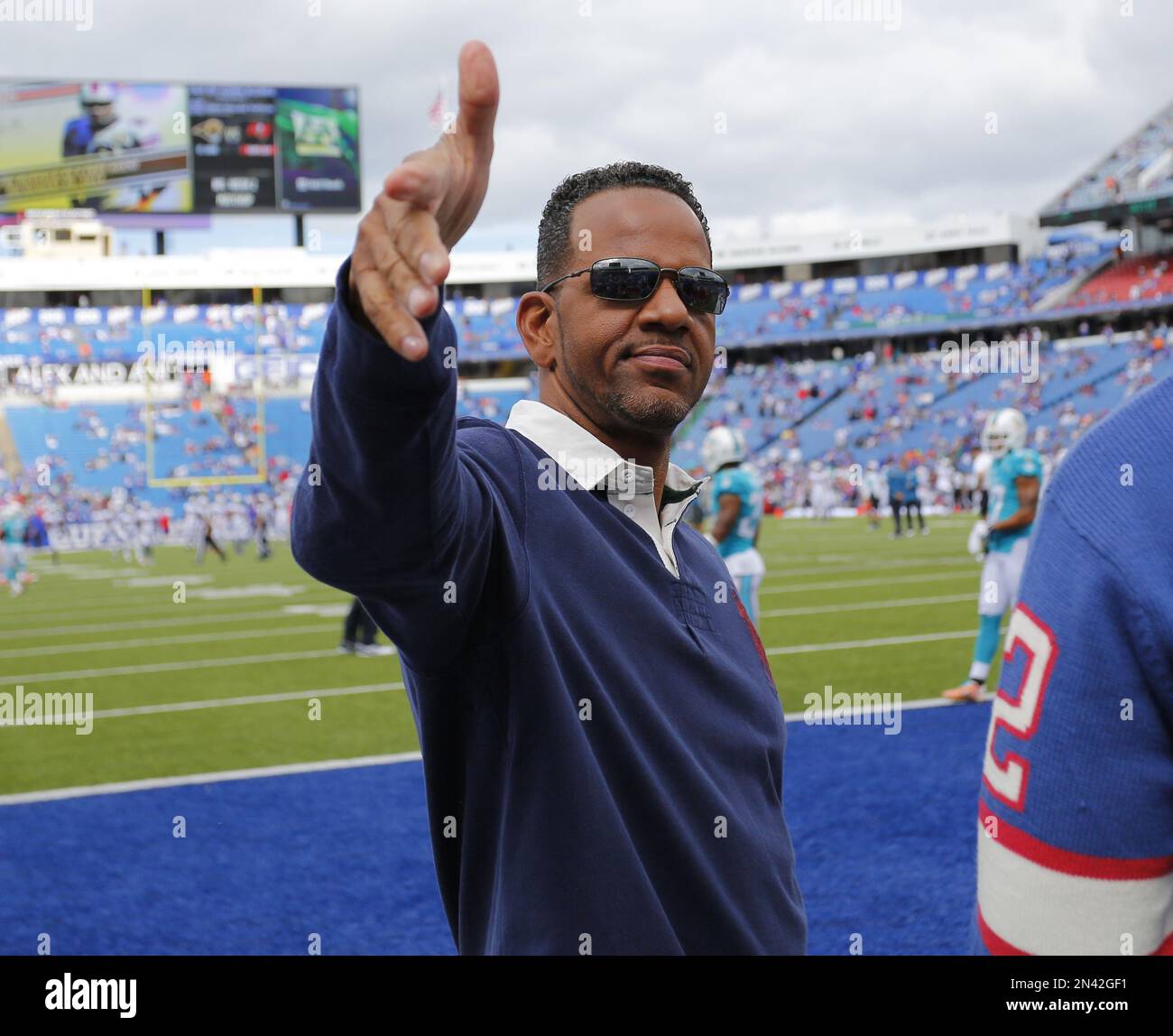 Former Buffalo Bills hall of fame receiver Andre Reed greets fans ...