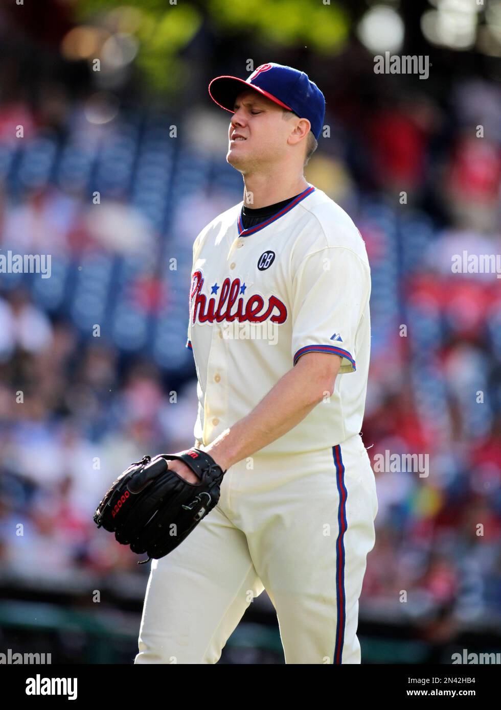 Philadelphia Phillies pitcher Jonathan Papelbon walks off the field ...