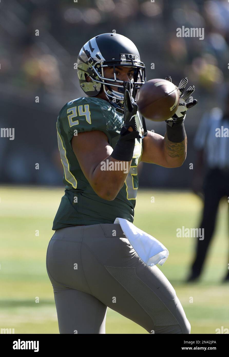 Oregon running back Thomas Tyner (24) warms up before the college ...