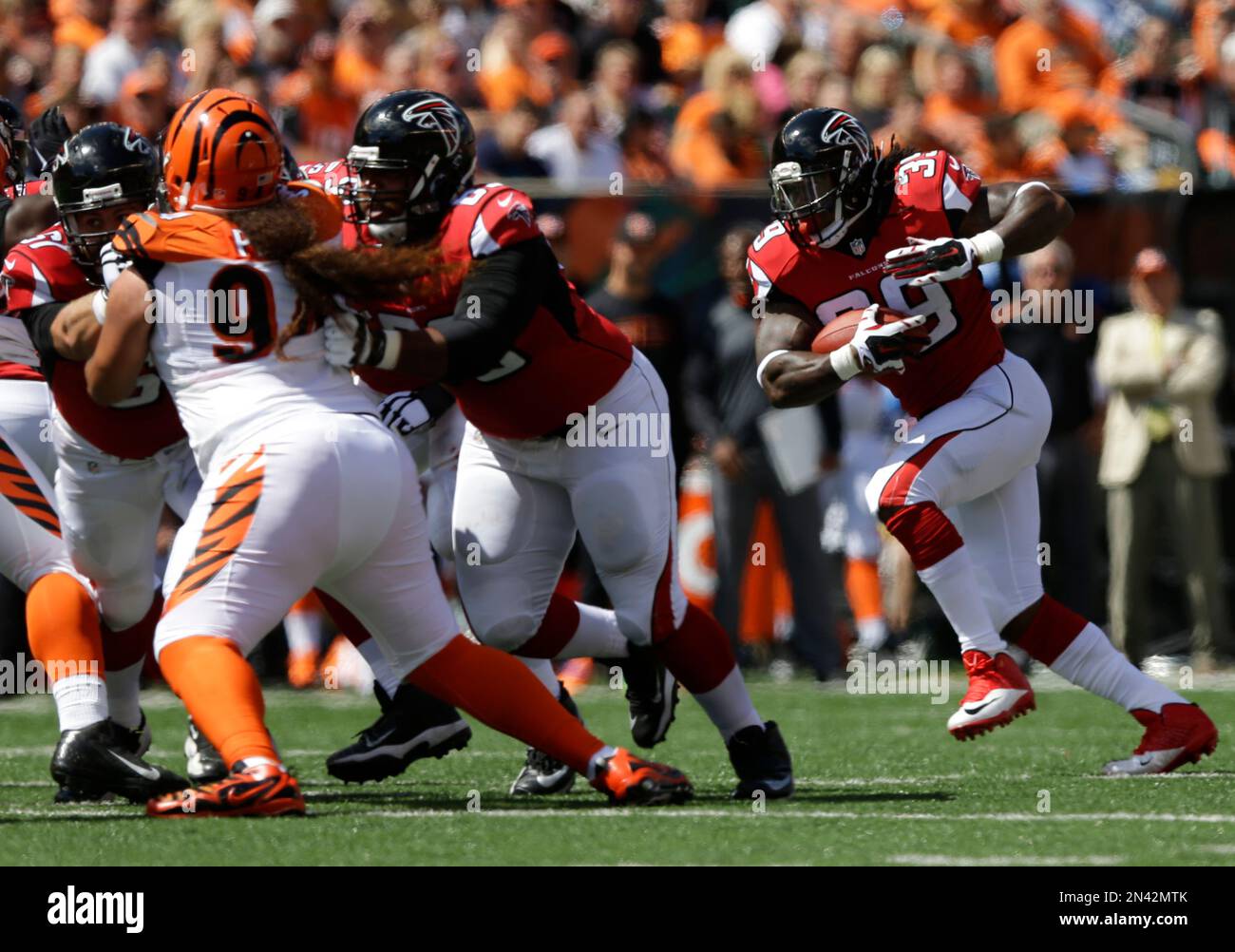 Atlanta Falcons running back Steven Jackson (39) runs against the ...