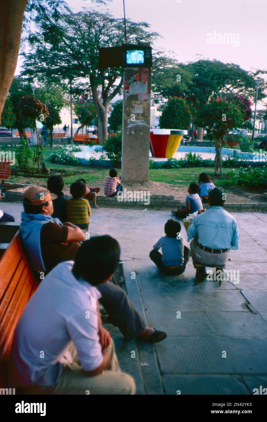 Communal television watching hi-res stock photography and images - Alamy
