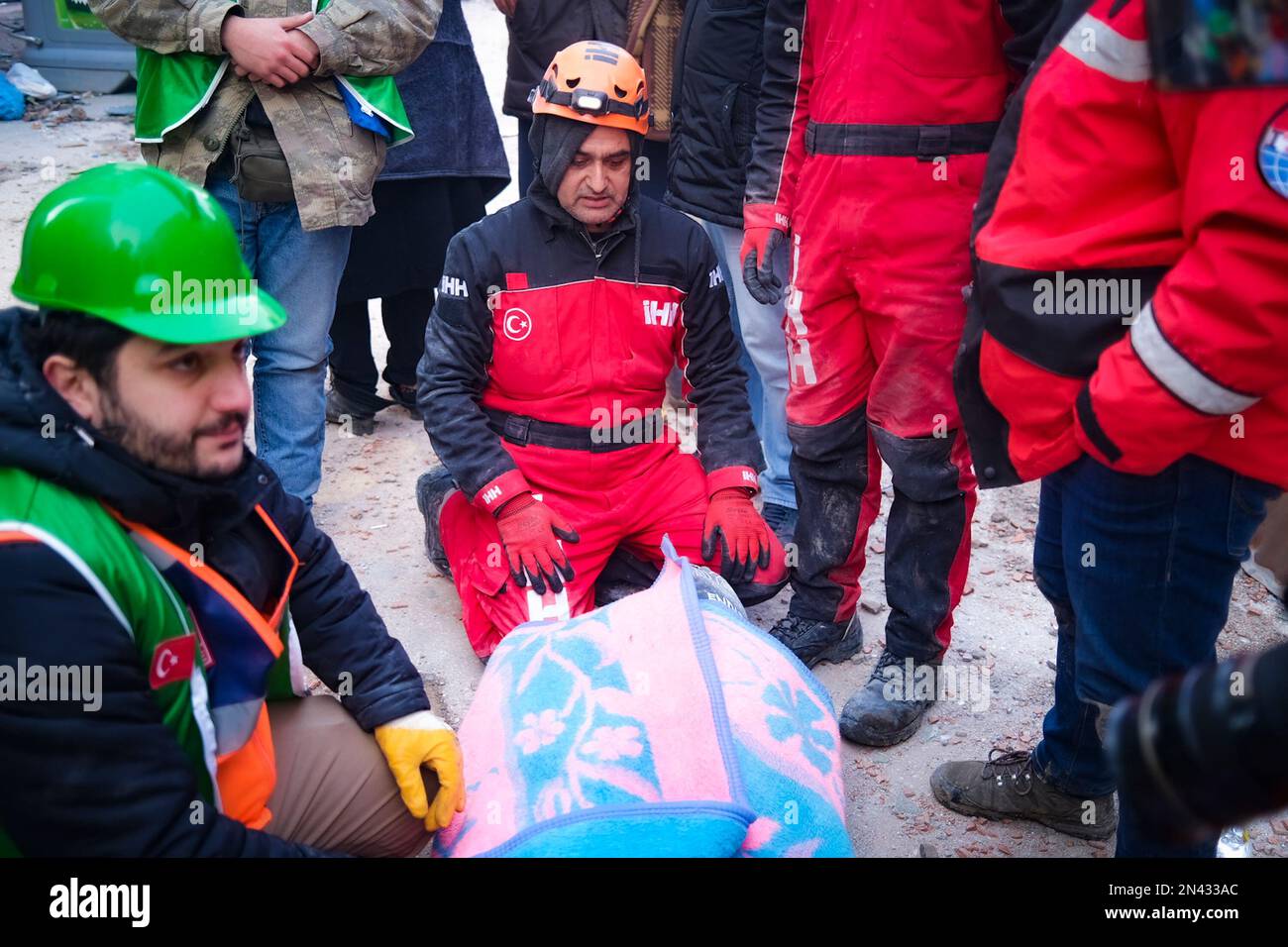 Hatay, Turkey. 01st Jan, 2020. The search and rescue team seen in field ...