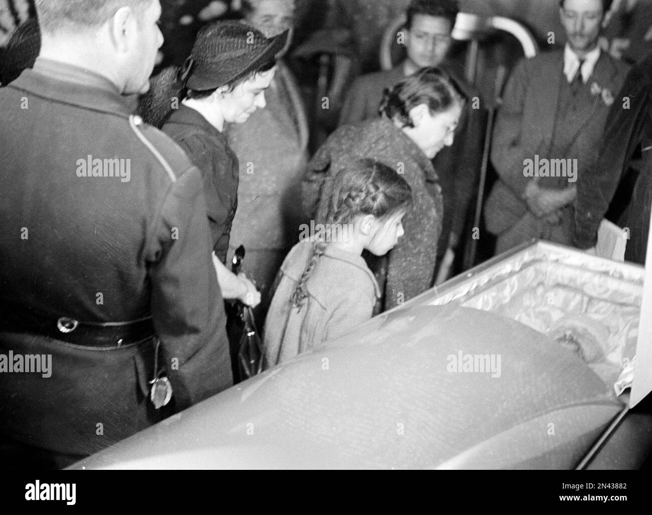 A long line of mourners file past the body of slain Russian ...