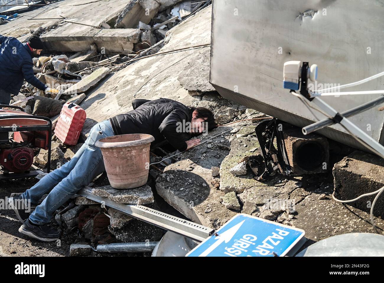 Hatay, Antakya, Turkey. 1st Jan, 2020. A man puts his ear to the rubble ...