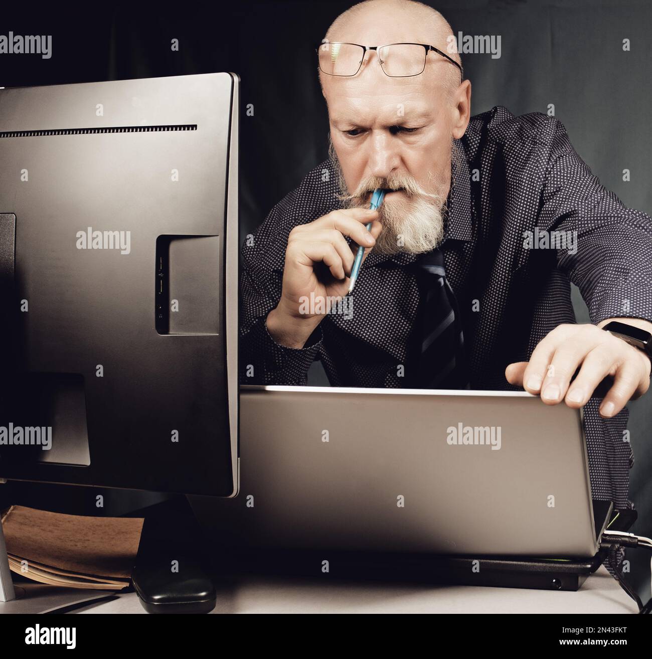 Old man grey beard computer hi-res stock photography and images - Alamy
