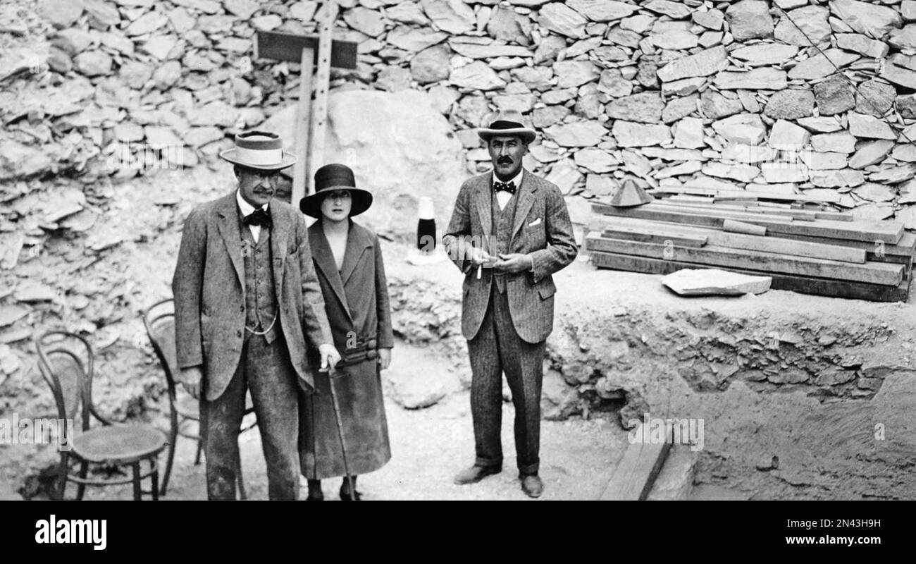 TUTANKHAMUN Lord Carnarvon at left with his daughter Lady Evelyn ...