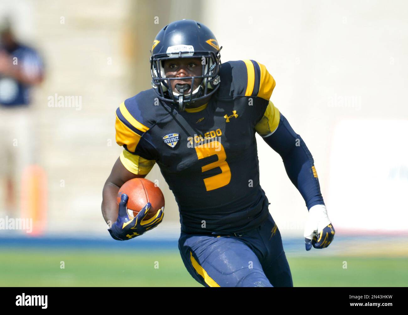 Toledo Rockets running back Kareem Hunt (3) runs with the ball in the ...