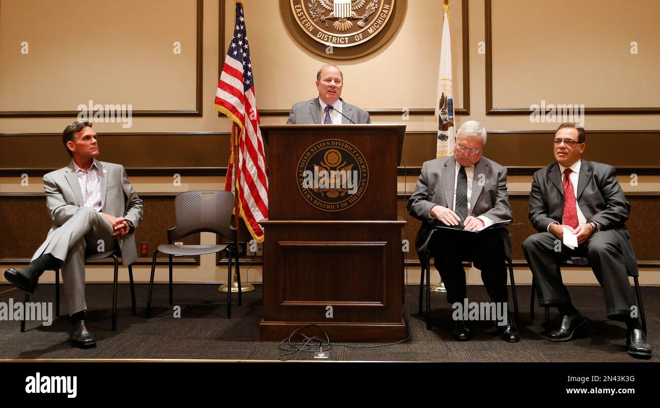 Detroit Mayor Mike Duggan, second from left, speaks while Macomb County ...
