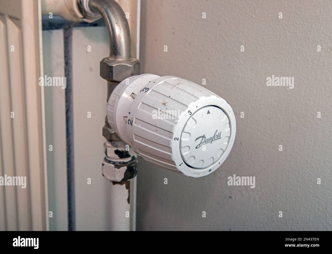 radiator and thermostat in flat - heater closeup Stock Photo - Alamy