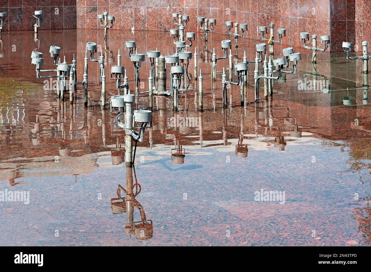 Empty fountain hi-res stock photography and images - Alamy
