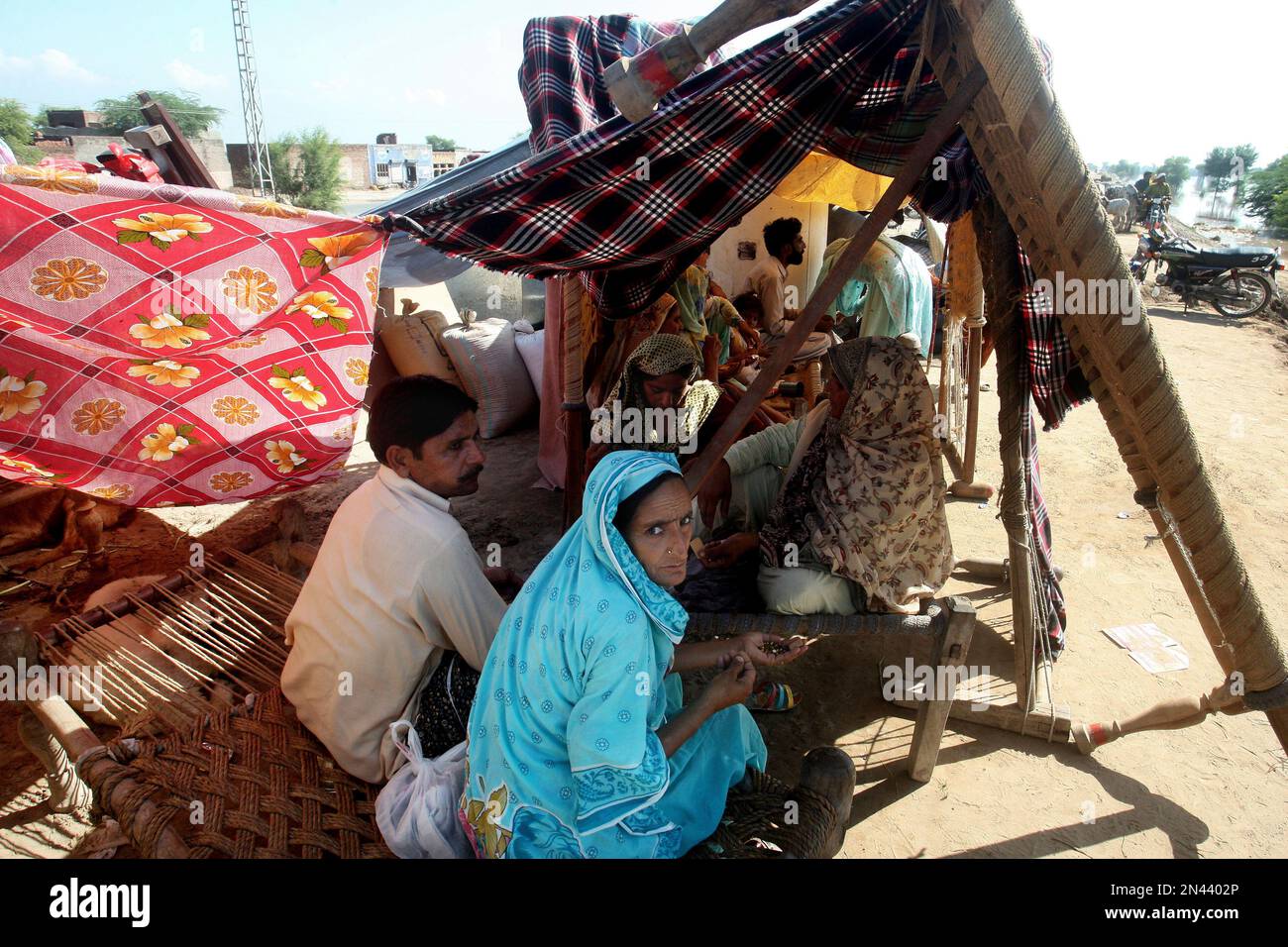 Pakistani villagers take refuge on a roadside in Pindi Bhatian, 105 ...