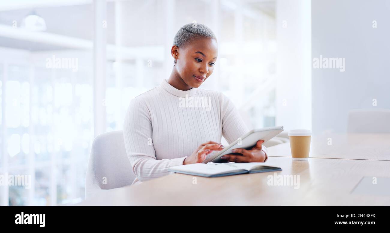 Woman reading a scroll hi-res stock photography and images - Alamy