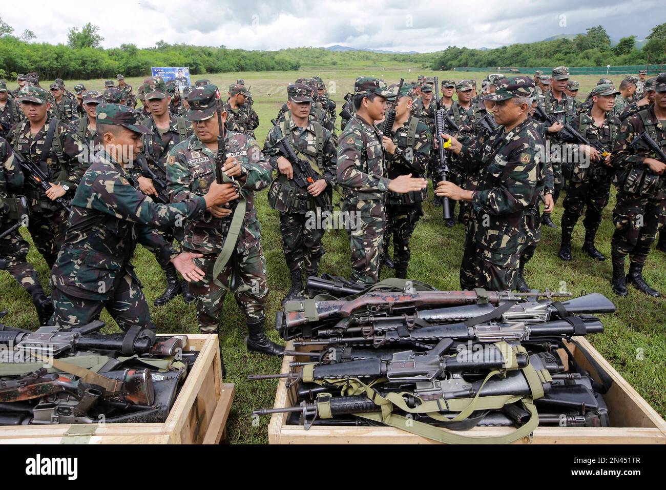 Philippine Army troopers receive new M4 assault rifles during ...