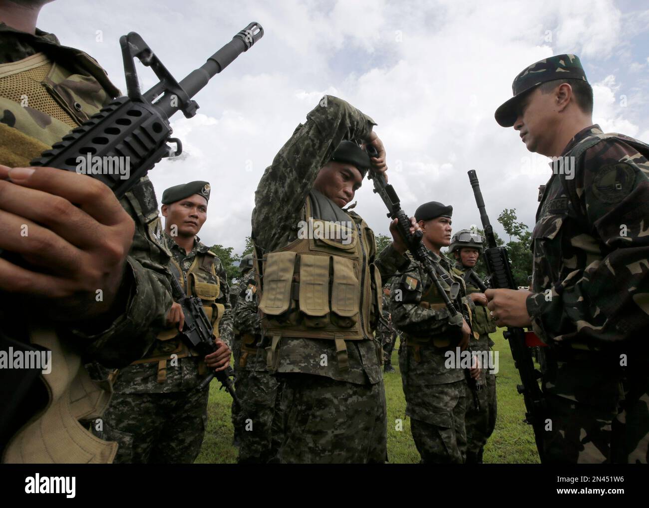Philippine Army troopers receive new M4 assault rifles during ...