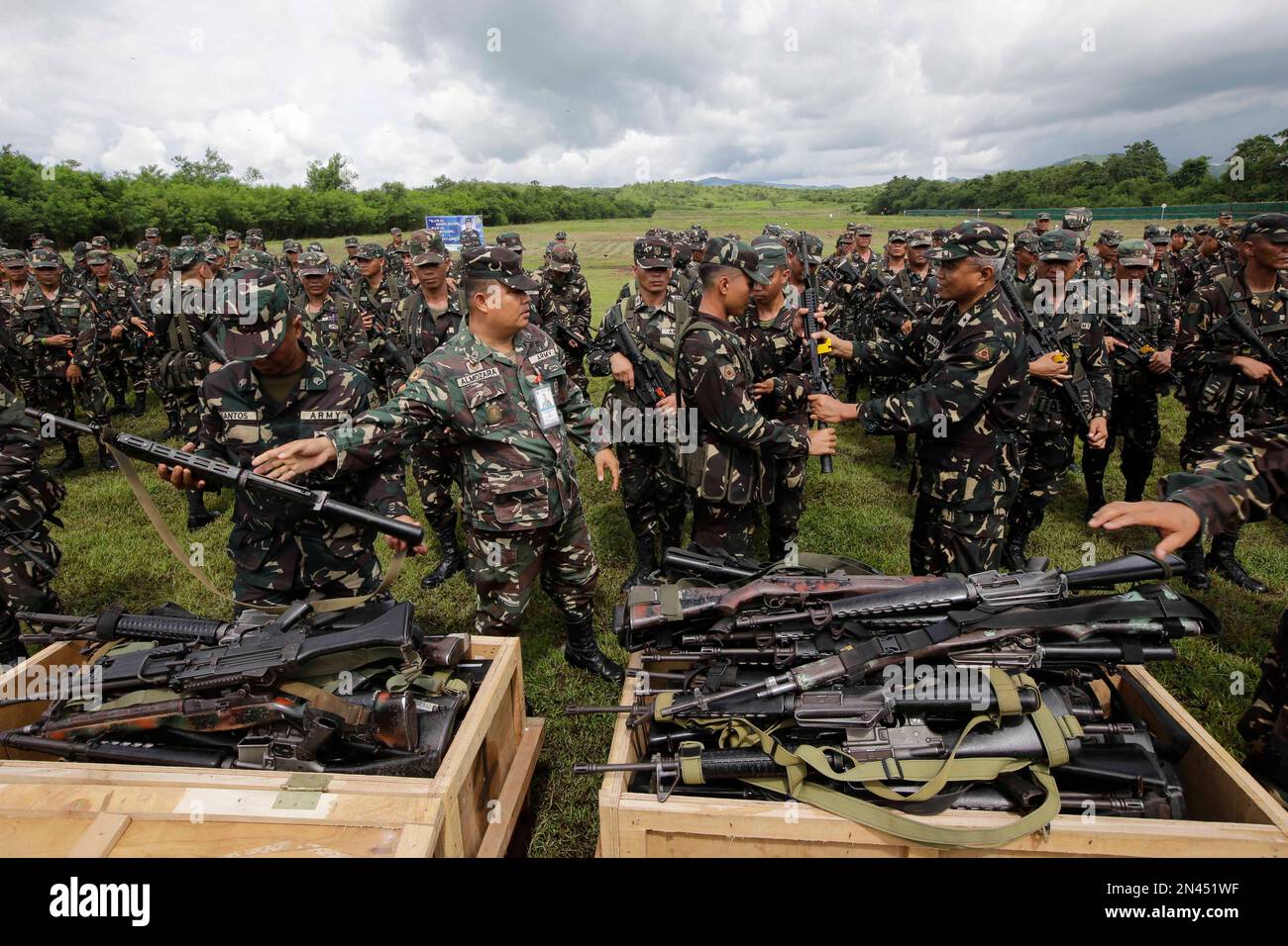 Philippine Army troopers receive new M4 assault rifles during ...
