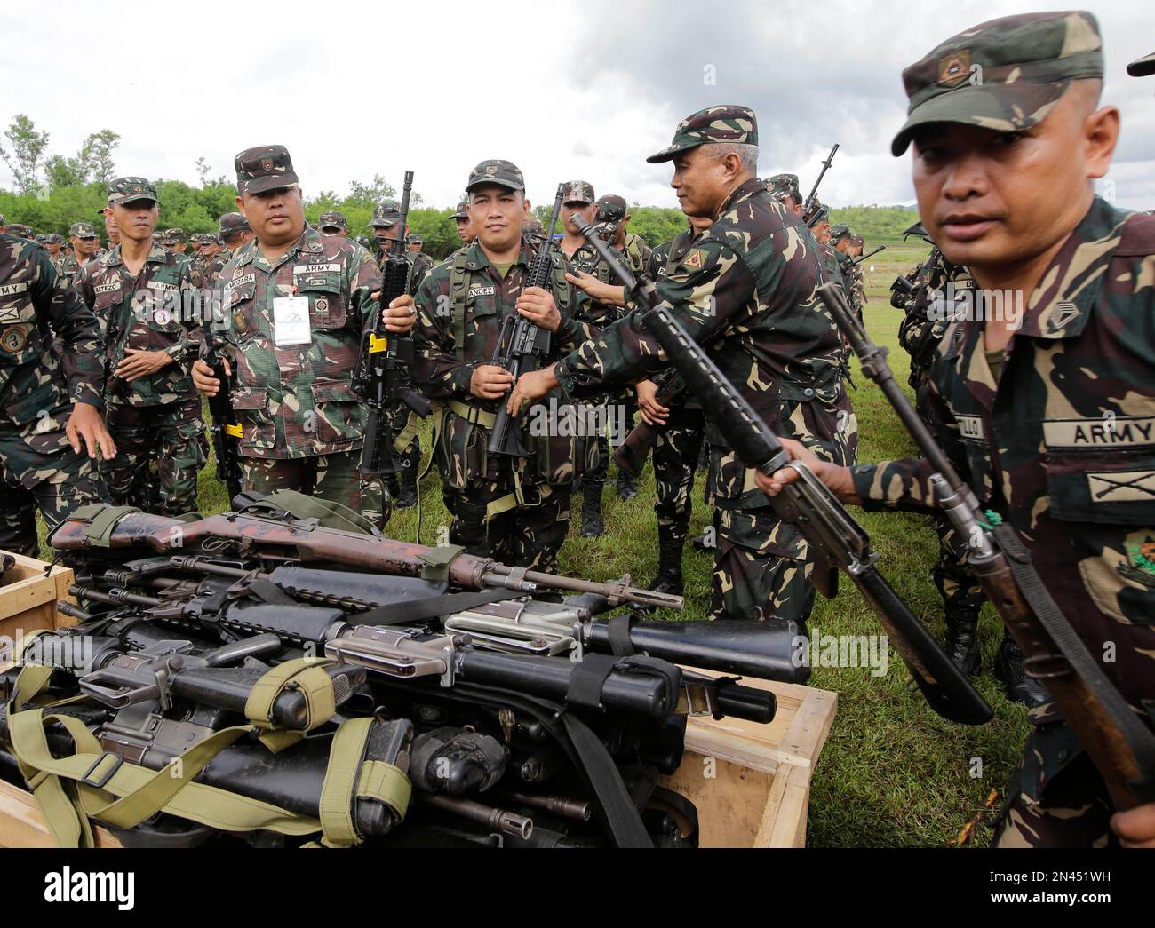 Philippine Army troopers receive new M4 assault rifles during ...