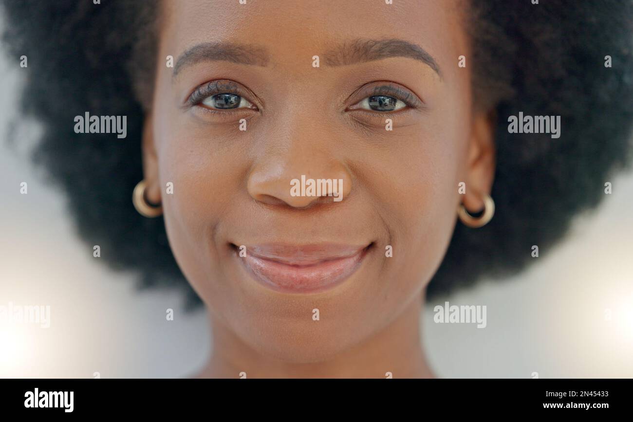 Portrait Young black woman smiling. Face of funky cheerful, gorgeous ...