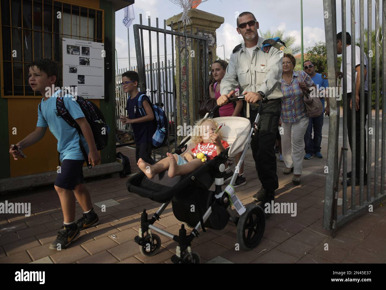 Israeli students with their parents make their way to elementary school ...