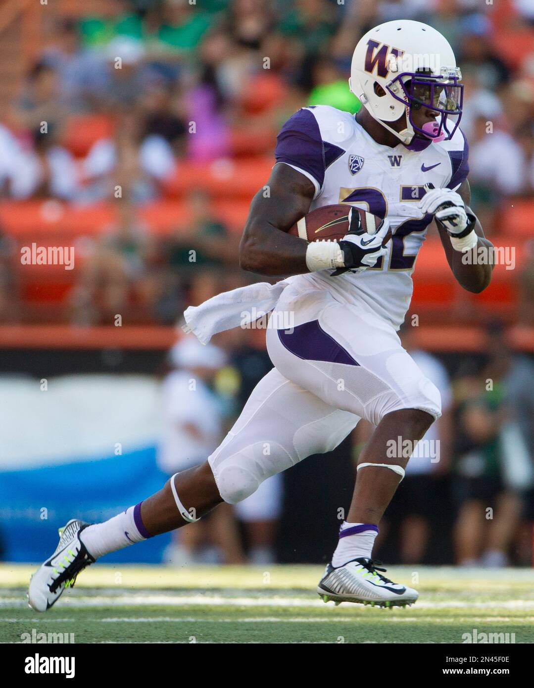 Washington running back Lavon Coleman (22) runs with the football in ...