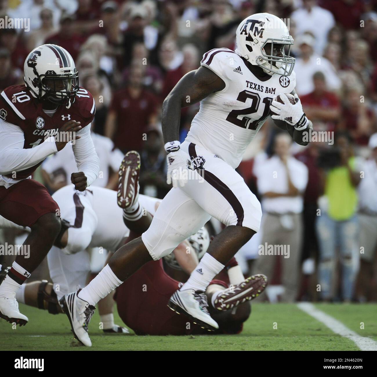 Texas A&M running back Tra Carson (21) runs against South Carolina ...