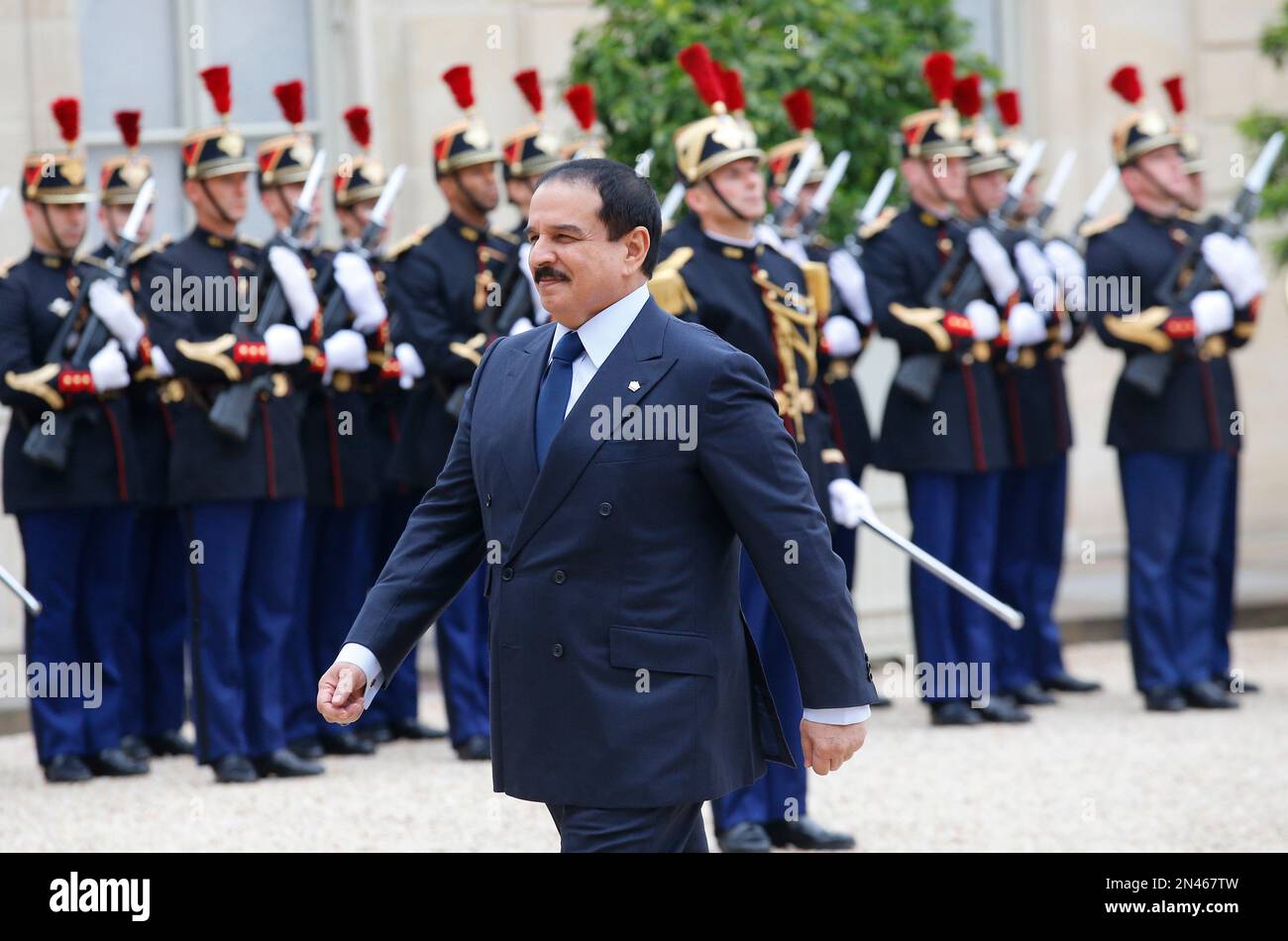 Bahrain King Hamad bin Isa Al Khalifa walks past Republican Guards ...