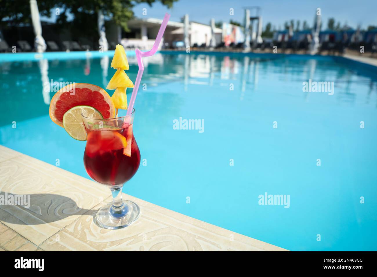Cocktail edge swimming pool hi-res stock photography and images - Alamy