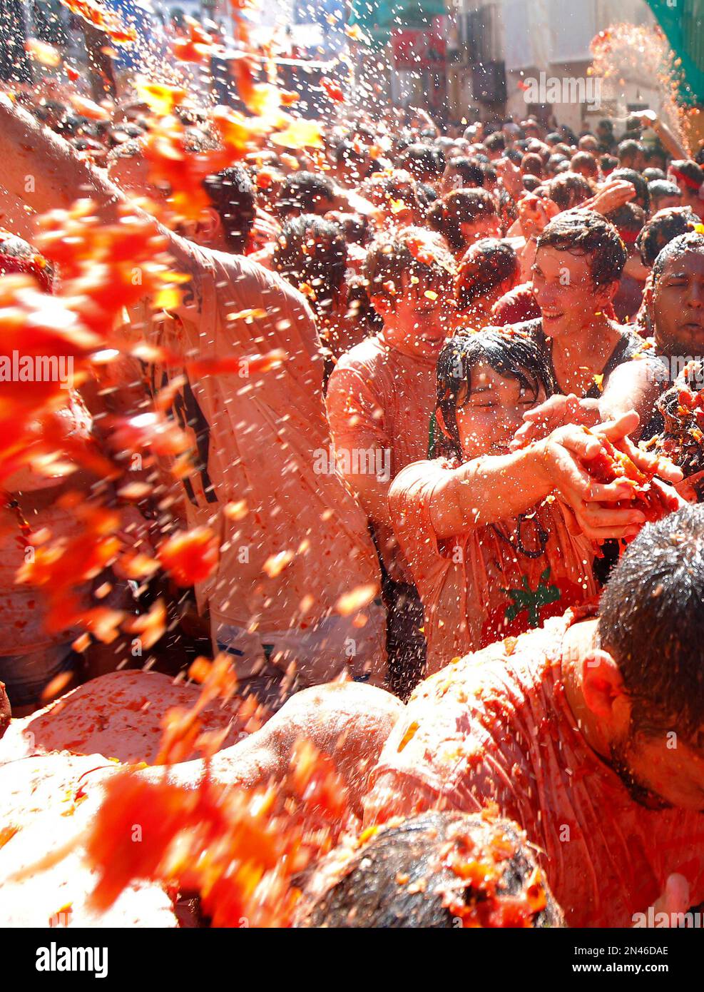 Crowds of people throw tomatoes at each other during the annual ...