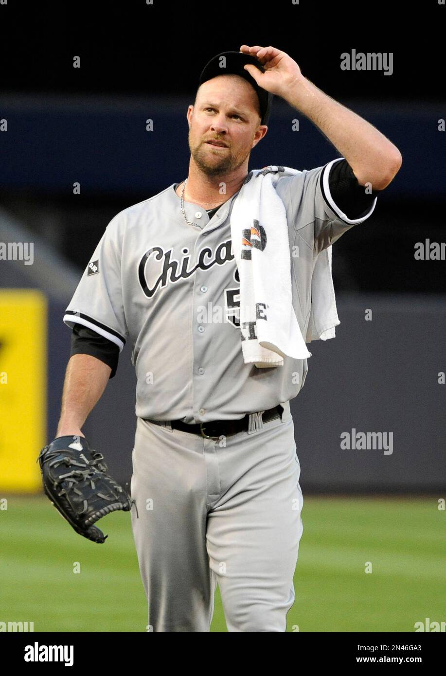 Chicago White Sox starting pitcher John Danks walks to the dugout ...