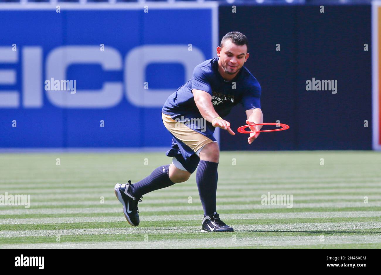 Milwaukee Brewers right fielder Gerardo Parra reaches out to make the ...