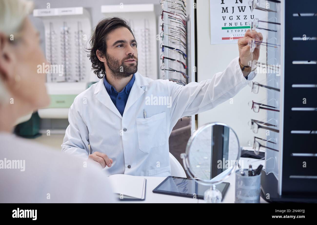 Ophthalmologist discussion hi-res stock photography and images - Alamy