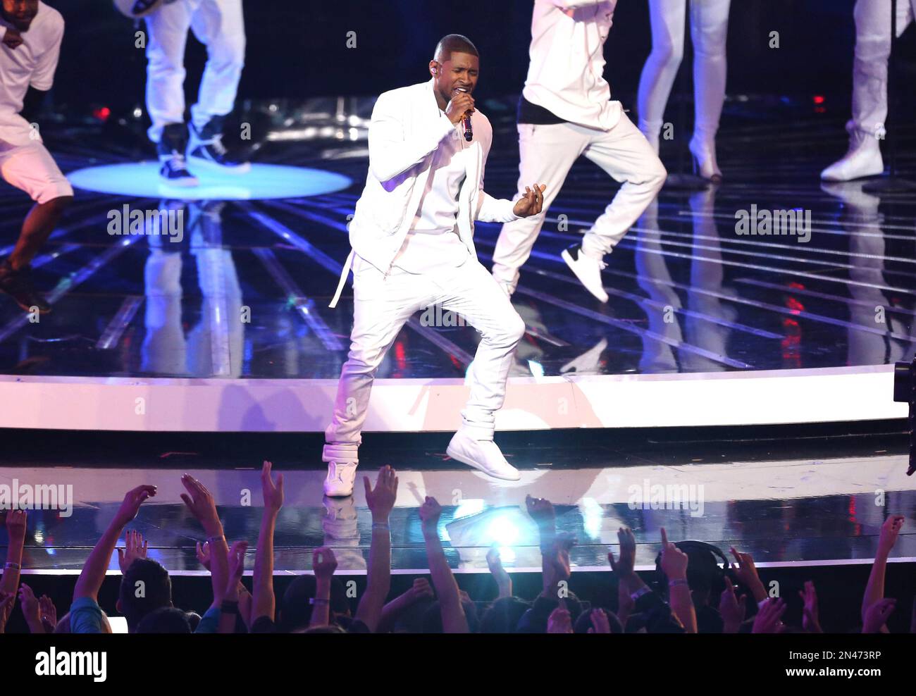 Usher performs on stage at the MTV Video Music Awards at The Forum on ...