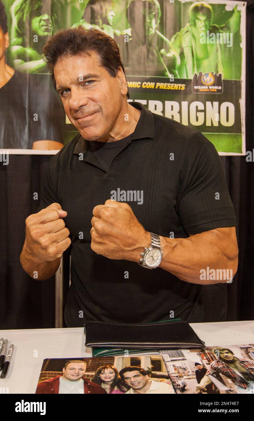 Actor Lou Ferrigno signs autographs during the Wizard World Chicago ...