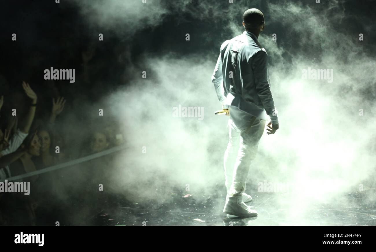 Usher performs at the MTV Video Music Awards at The Forum on Sunday ...