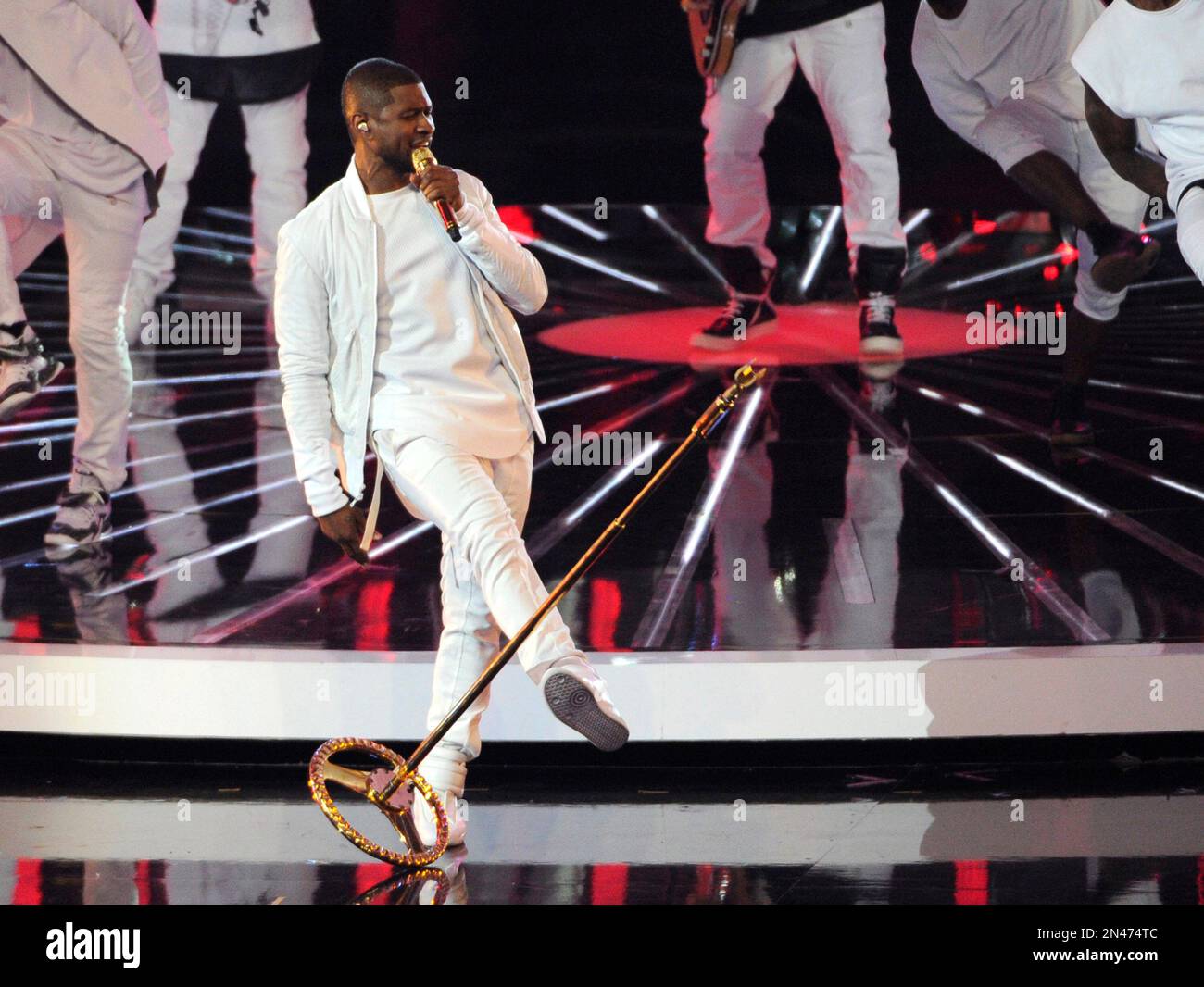 Usher performs onstage at the MTV Video Music Awards at The Forum on ...