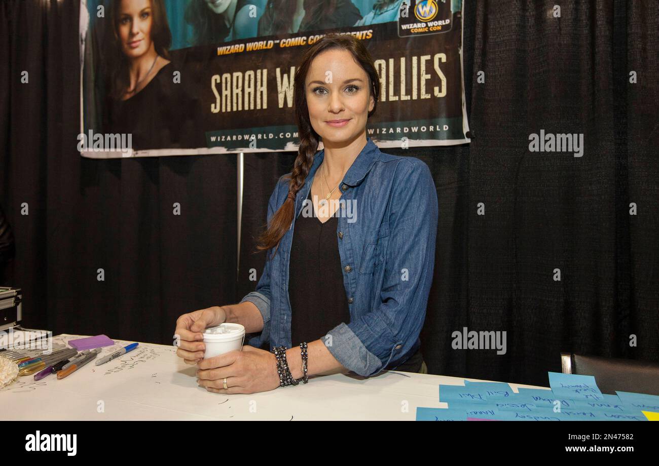 Actress Sarah Wayne Callies signs autographs during the Wizard World ...