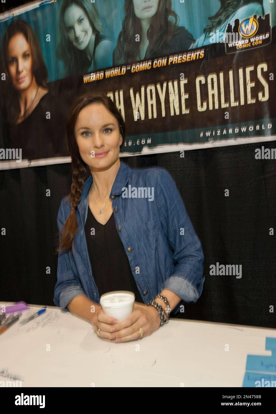 Actress Sarah Wayne Callies signs autographs during the Wizard World ...