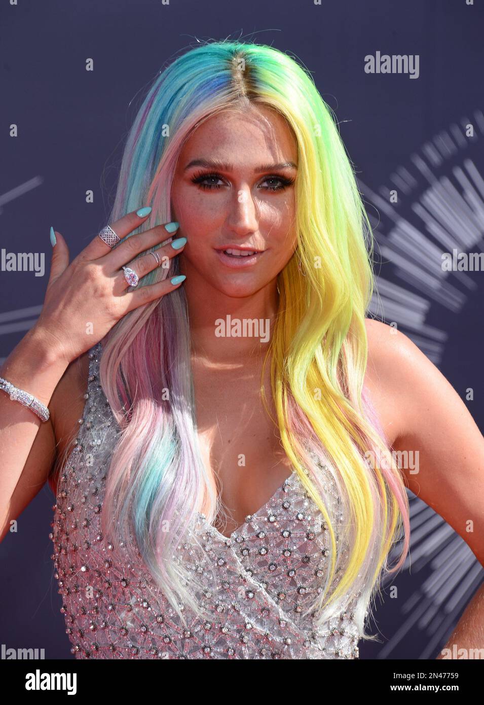Kesha arrives at the MTV Video Music Awards at The Forum on Sunday, Aug ...
