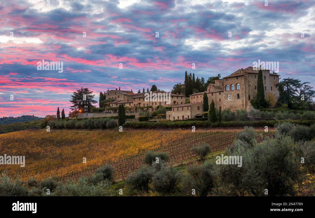 Castello di lucignano hi-res stock photography and images - Alamy