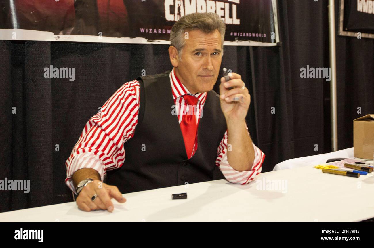 Actor Bruce Campbell signs autographs during the Wizard World Chicago ...