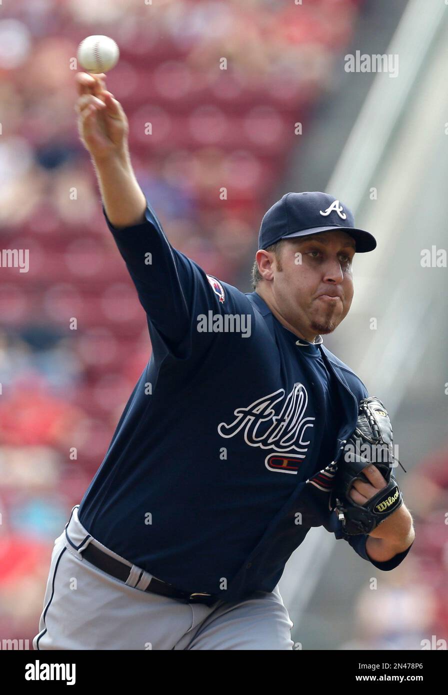 Atlanta Braves starting pitcher Aaron Harang throws against the ...