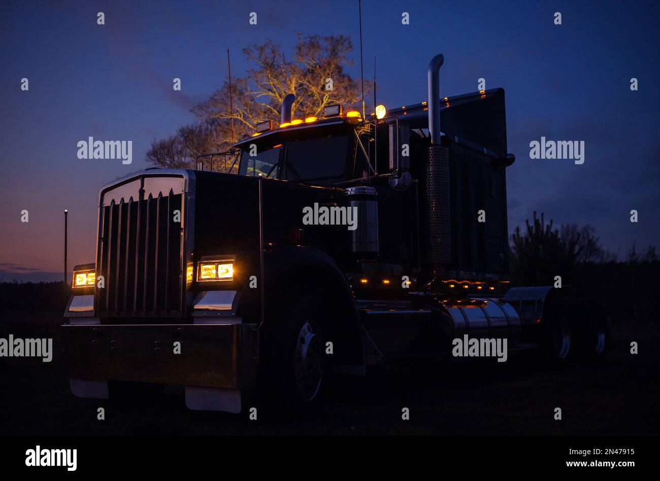 Semi truck lights on hi-res stock photography and images - Alamy