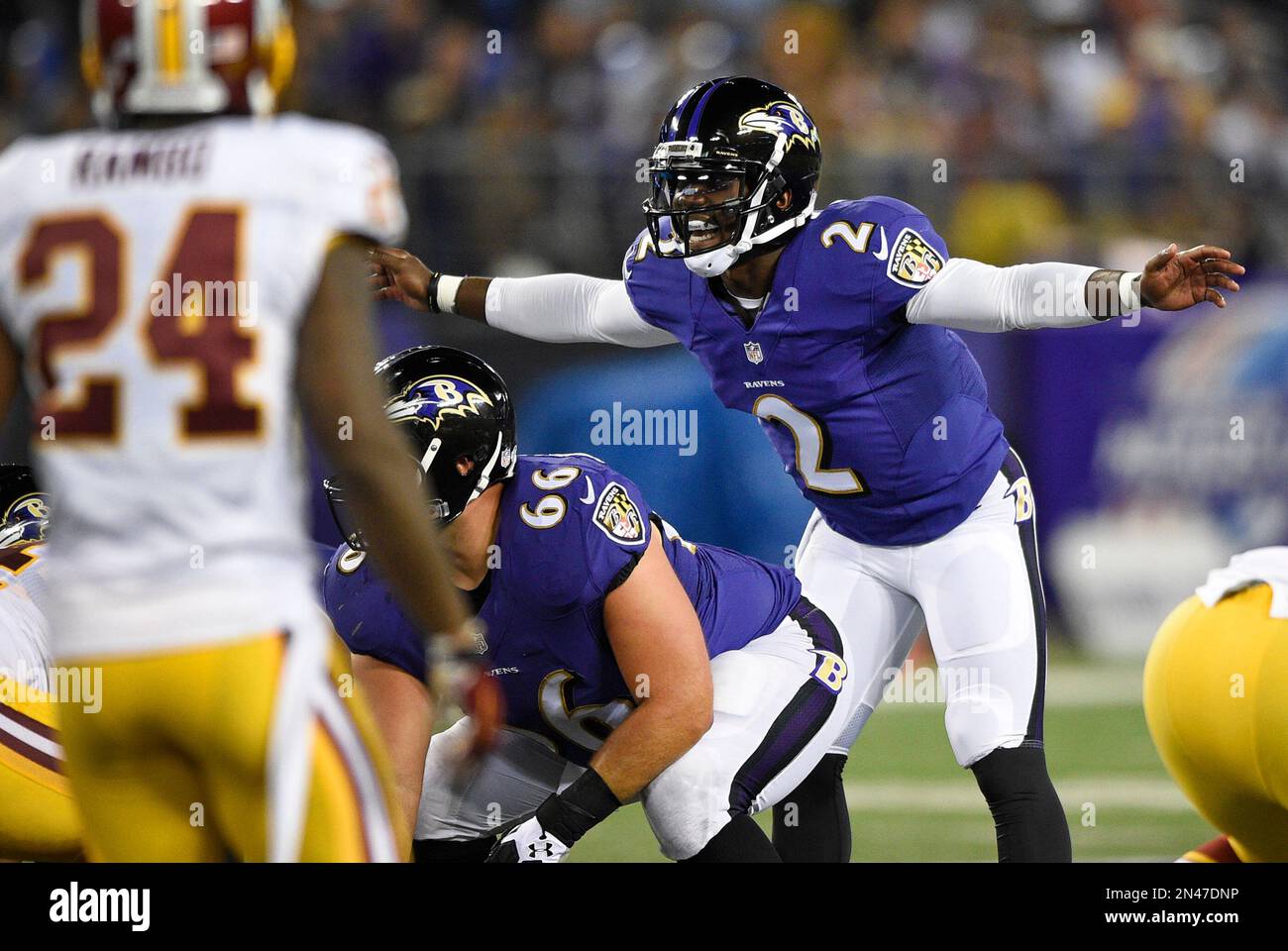 Baltimore Ravens quarterback Tyrod Taylor (2) prepares to run a play in ...
