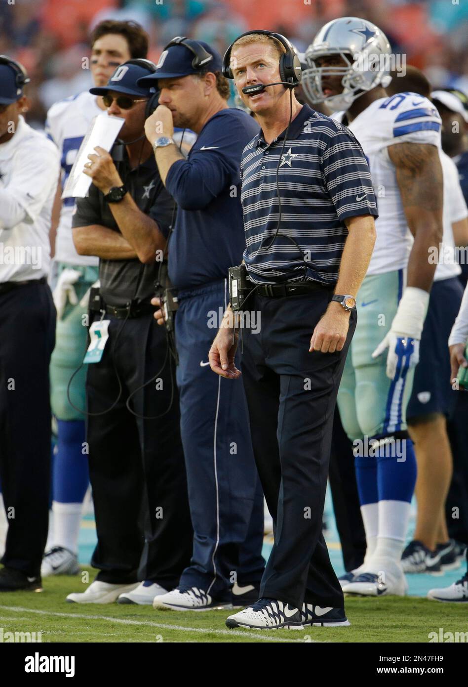 Dallas Cowboys head coach Jason Garrett looks up at the scoreboard ...