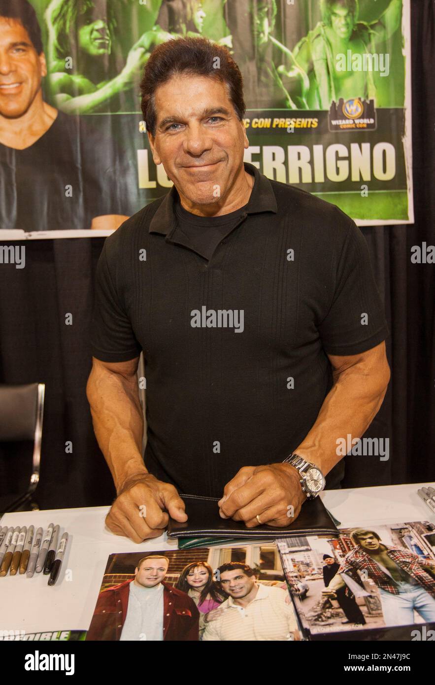 Actor Lou Ferrigno signs autographs during the Wizard World Chicago ...