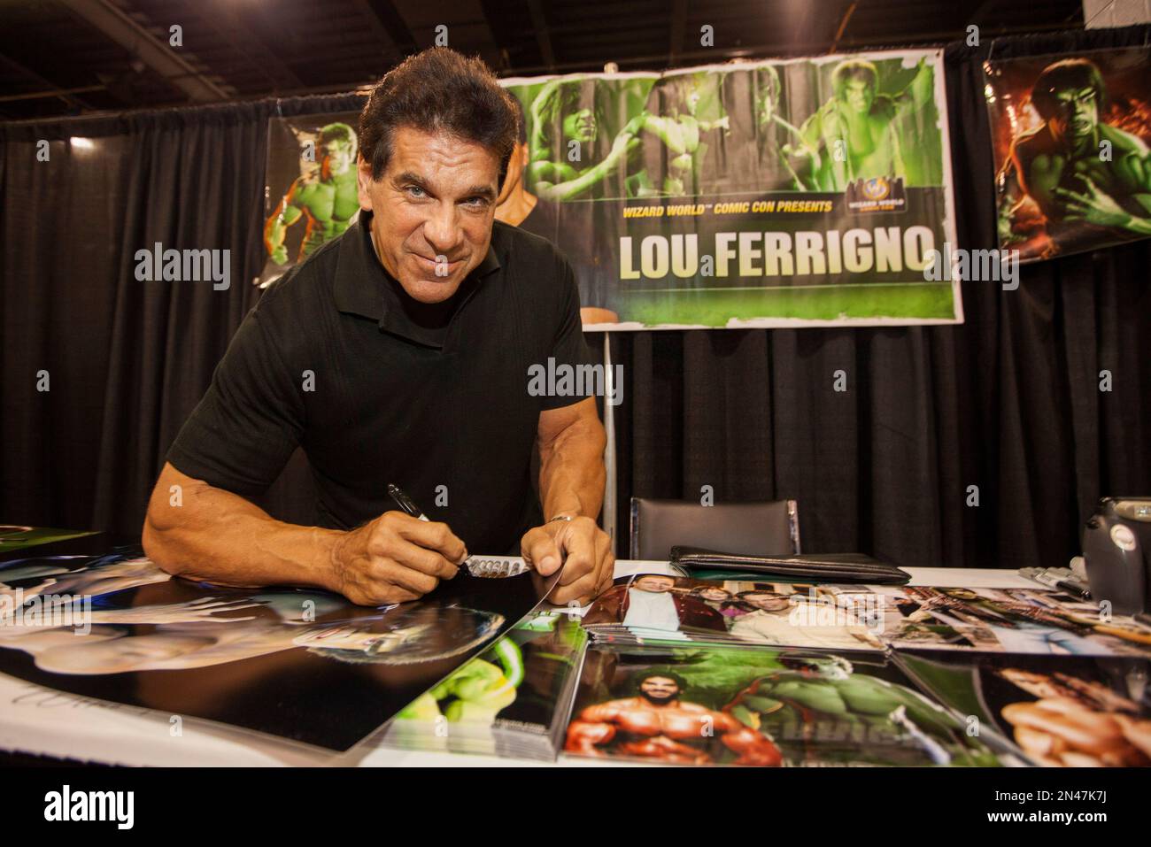 Actor Lou Ferrigno signs autographs during the Wizard World Chicago ...