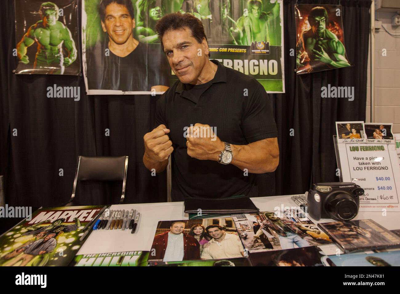 Actor Lou Ferrigno signs autographs during the Wizard World Chicago ...