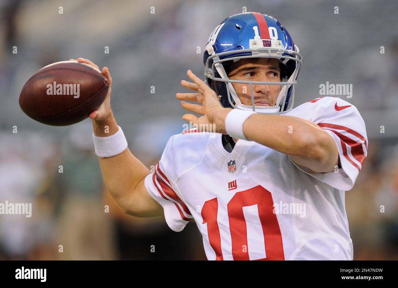 New York Giants quarterback Eli Manning (10) warms up before playing ...