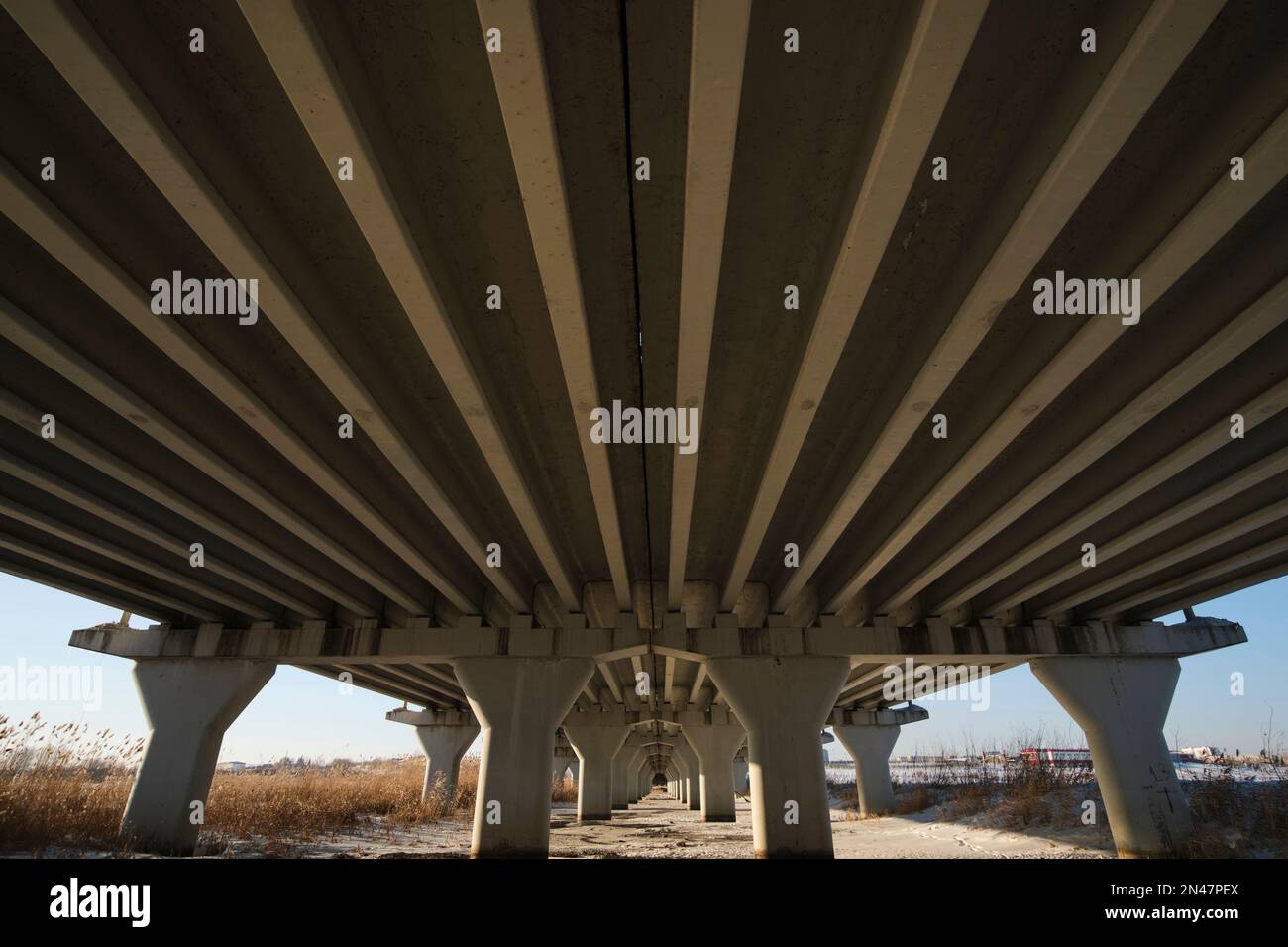 Columns motor vehicle bridge and smooth lines roadway Stock Photo - Alamy