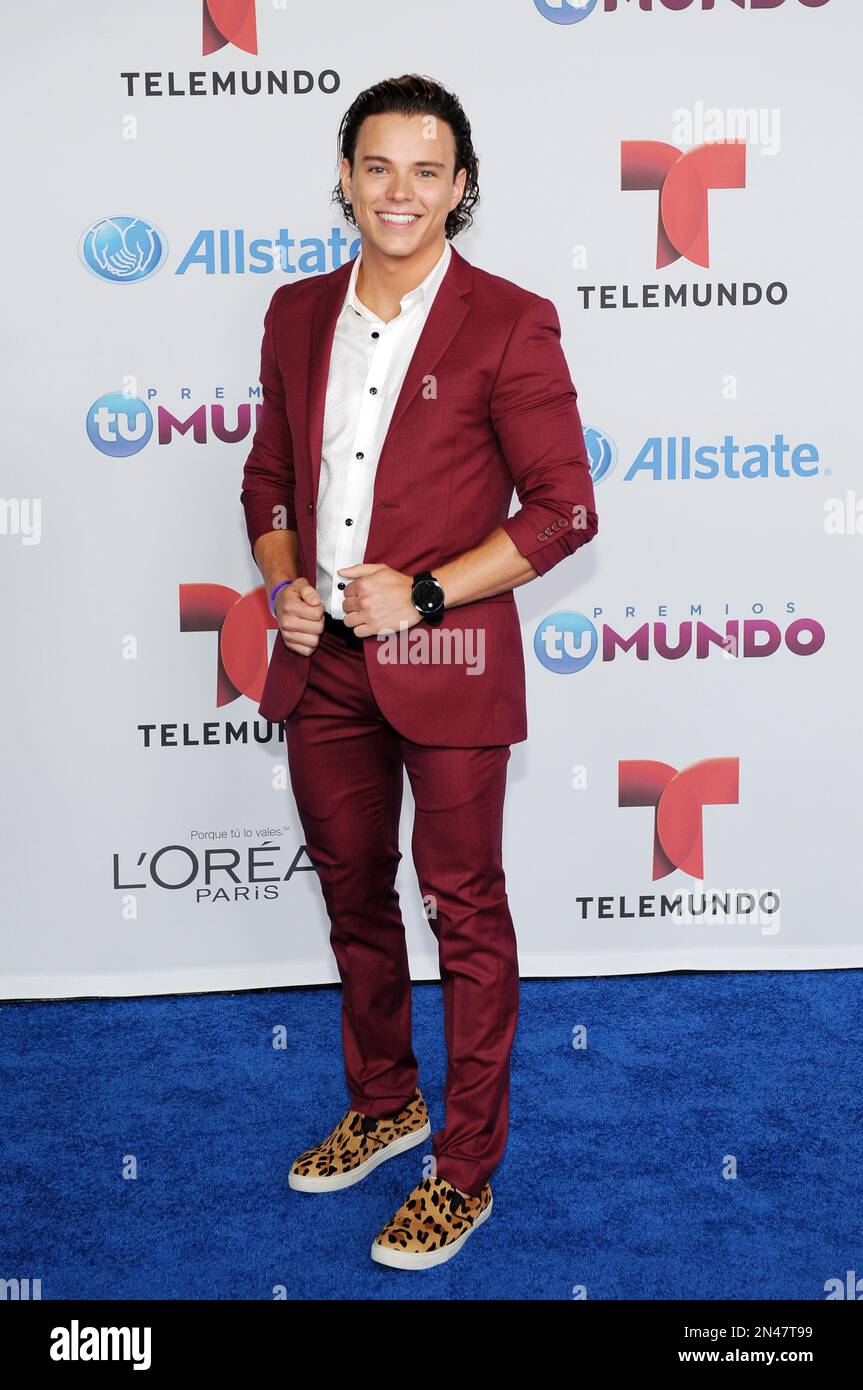 Luis Alvarez arrives for the Premios Tu Mundo Awards at the American ...